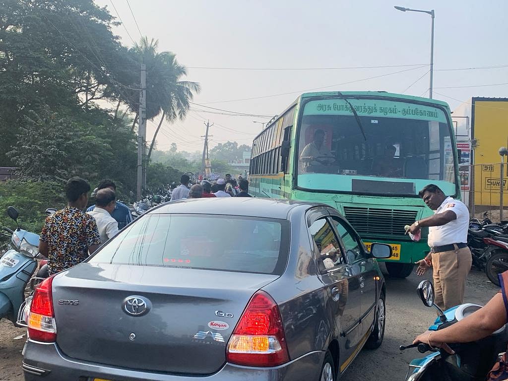 Haphazard parking of bikes chokes traffic near Tiruchy's Kasivilangi ...