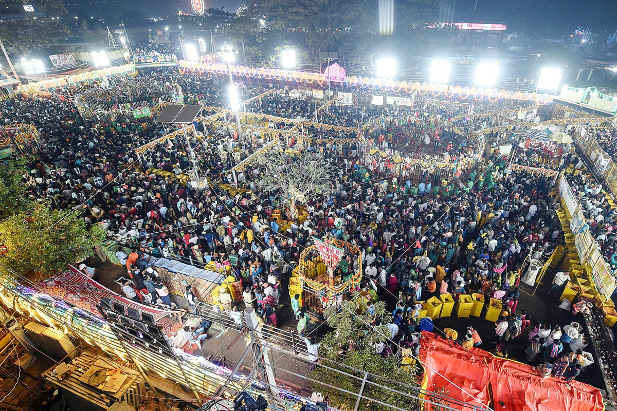 IN PICS | Medaram Jatara: Devotees offer prayers to tribal deities of ...