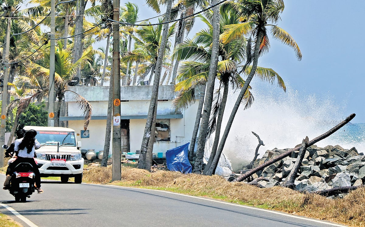 Swell waves cause panic along Kerala coast