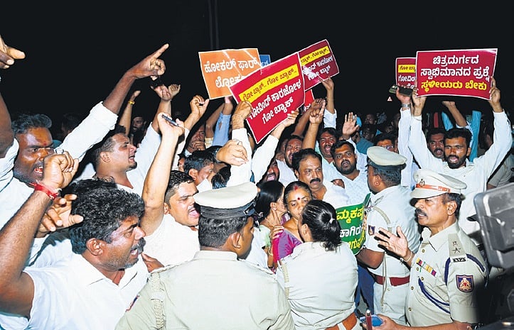 Karjol faces rebel heat on entering Chitradurga in Karnataka