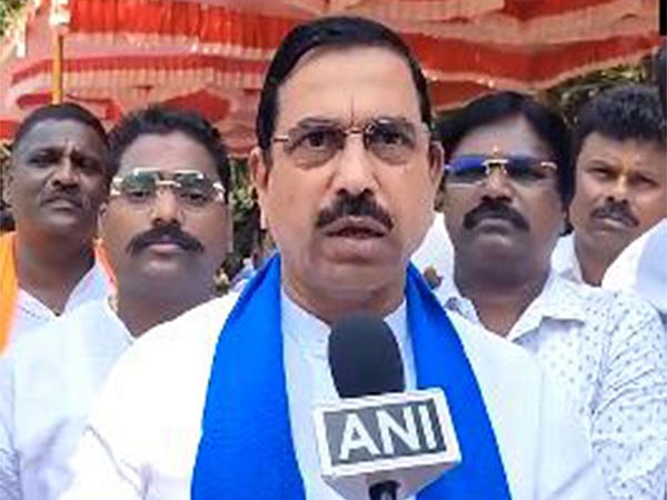 Trouble for Pralhad Joshi as seer to join poll battle from Dharwad