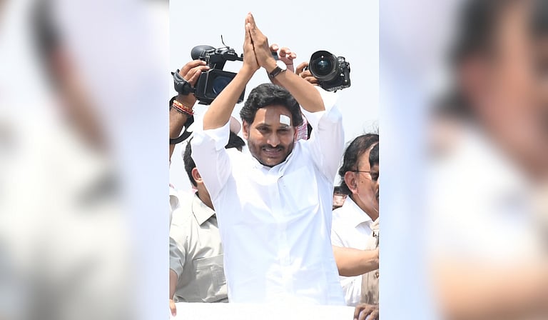 Injured CM Jagan Mohan Reddy resumes padayatra after one day's rest ...