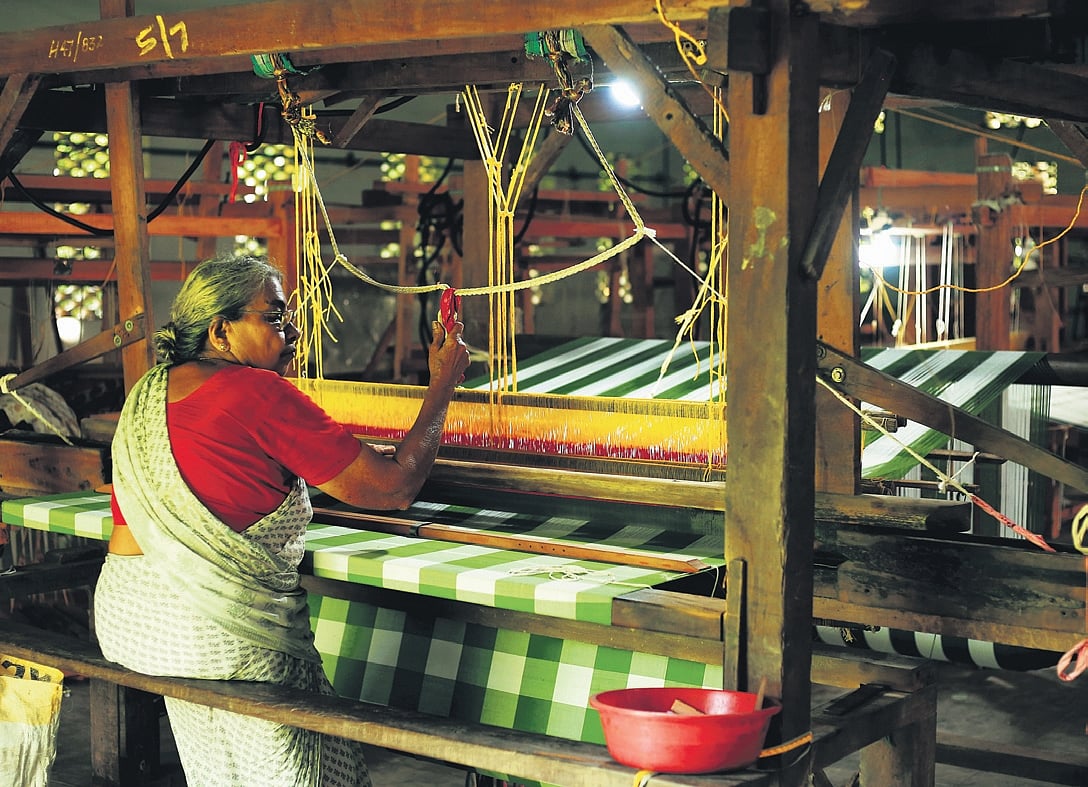 Kerala: Ageing weavers, low earnings leave Chendamangalam handloom in ...