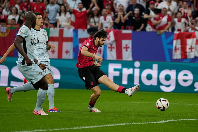 Kvaratskhelia's Georgia upsets Ronaldo's Portugal 2-0 to reach the last ...