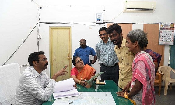 No loo near collectorate, people use 'green cover' to relieve themselves