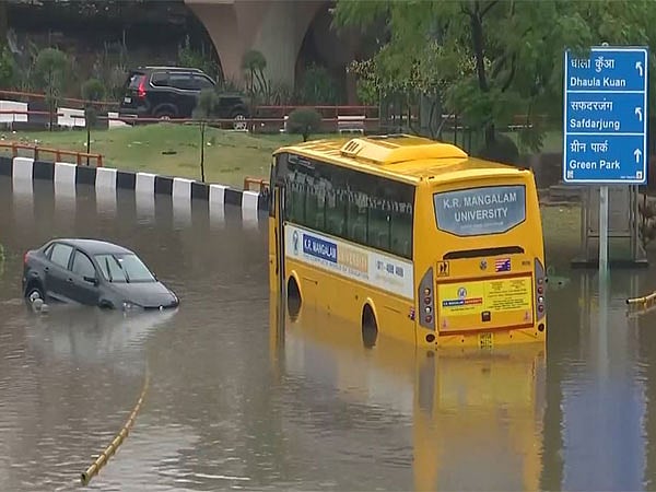 Heavy rain causes traffic chaos in Delhi due to waterlogging
