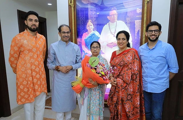 Bengal CM Mamata Banerjee meets Uddhav Thackeray, doubts stability of ...