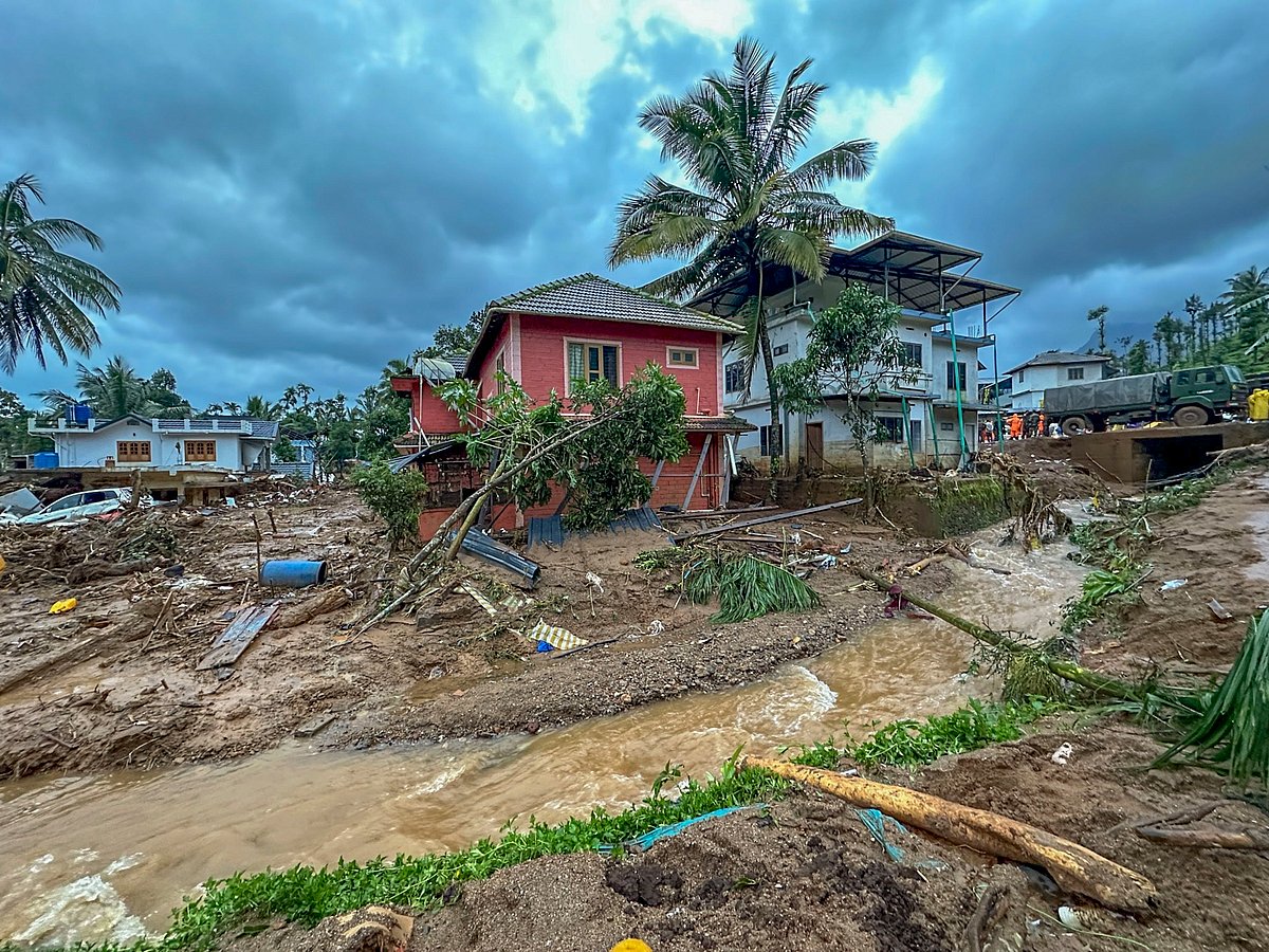 'Nothing is left here': Massive landslides turn Wayanad's Mundakkai ...