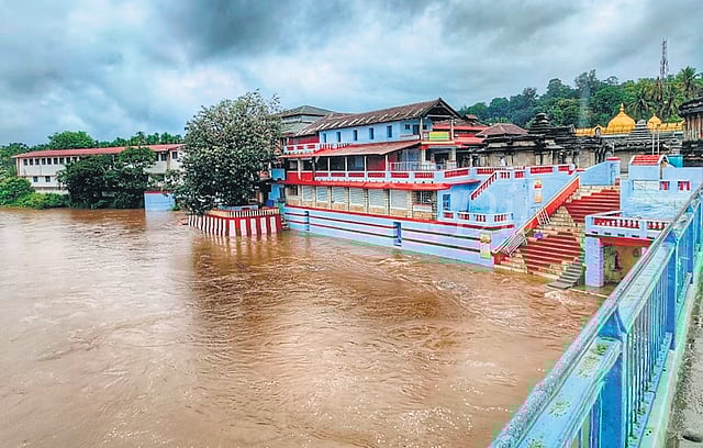 Sringeri faces torrential rains: Tunga river overflows, devotees warned