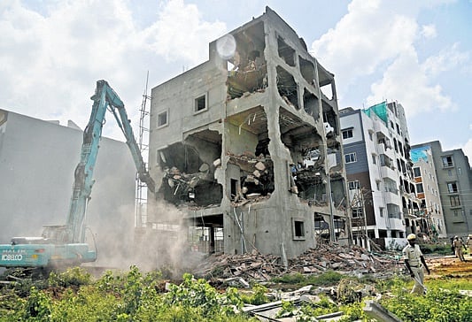 HYDRAA razes structures built illegally on lake buffer zone in Hyderabad