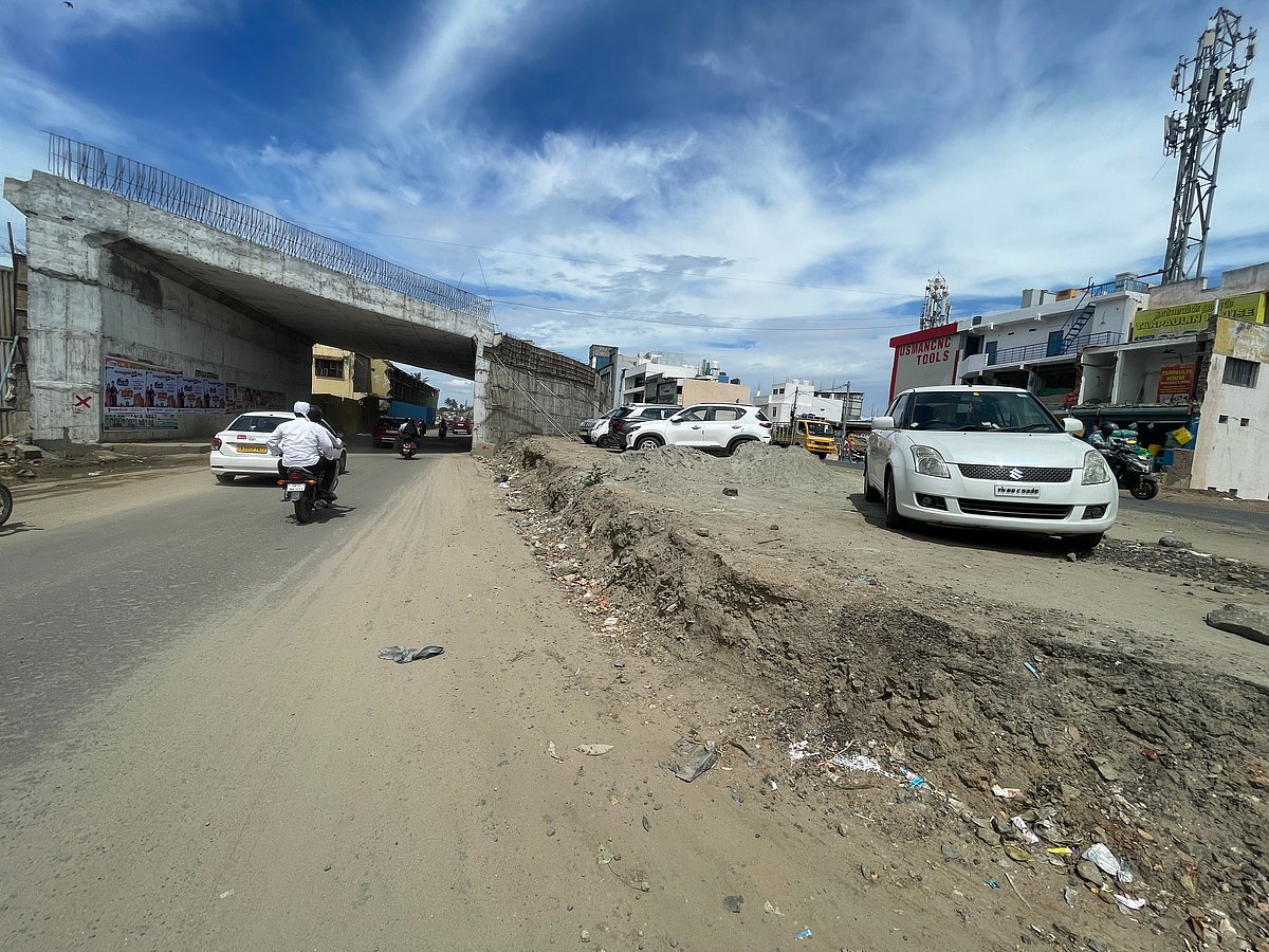 Uneven service road of Ukkadam flyover may cause subway flooding