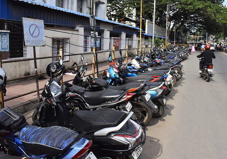 ‘Criminal negligence on part of BDA, BMC root cause of roadside parking’