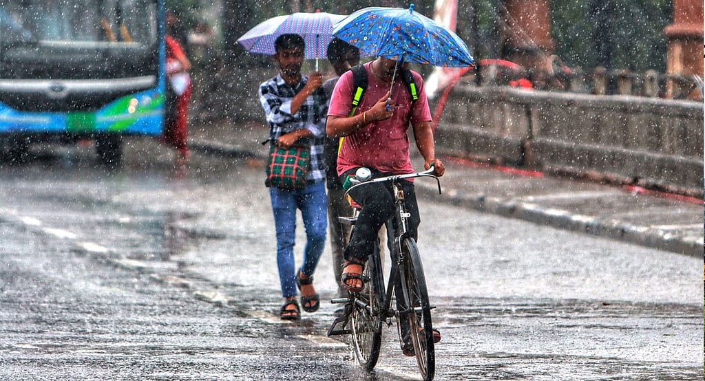 Delhi: Heavy rain causes waterlogging, traffic snarls