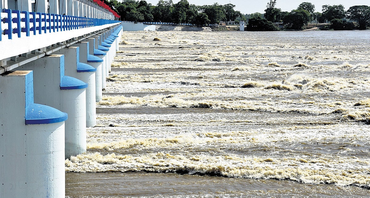 1.6L cusecs released from Mukkombu, Tiruchy on alert