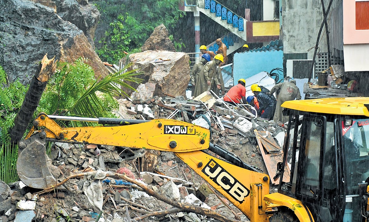 Five die, six injured in landslide in Vijayawada