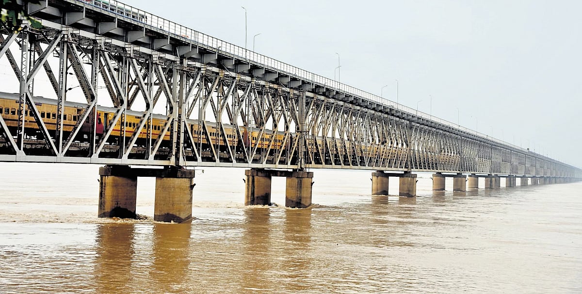 Godavari recedes at Dowleswaram Barrage