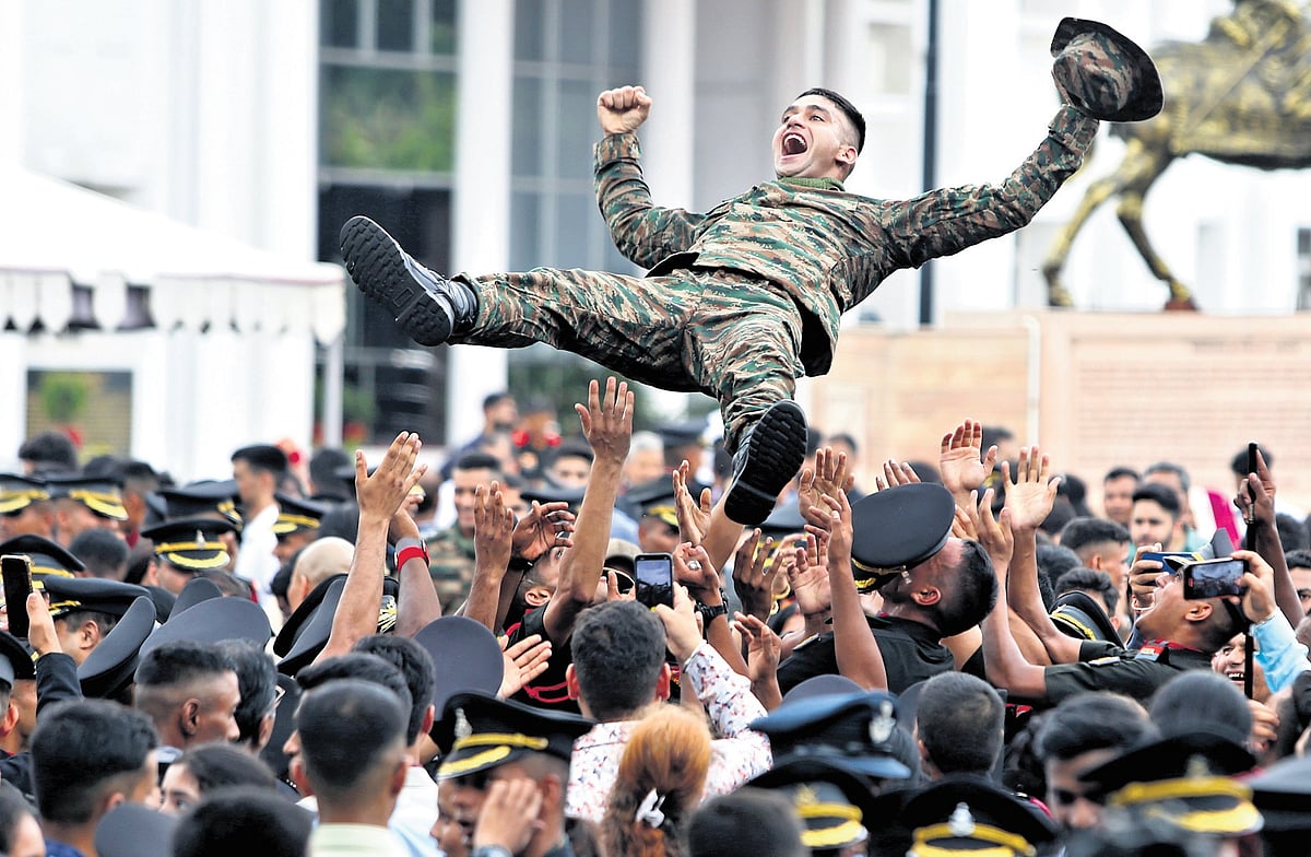 297 cadets graduate as Army officers