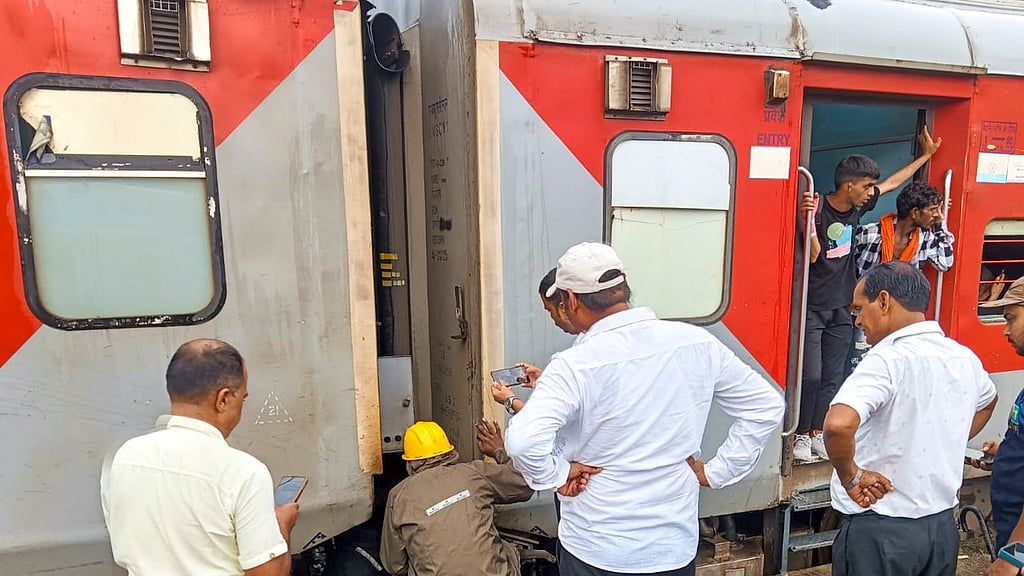 Magadh Express coaches decouple in Buxar; no injuries reported