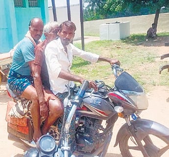 No ambulance, brothers bring dad’s body on bike in Karnataka