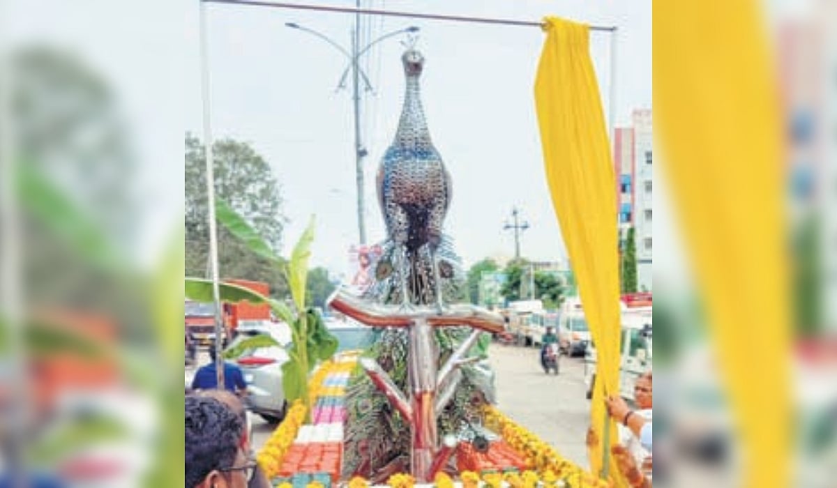 Andhra Pradesh: ‘Waste to Art’ peacock statue comes up in Ongole
