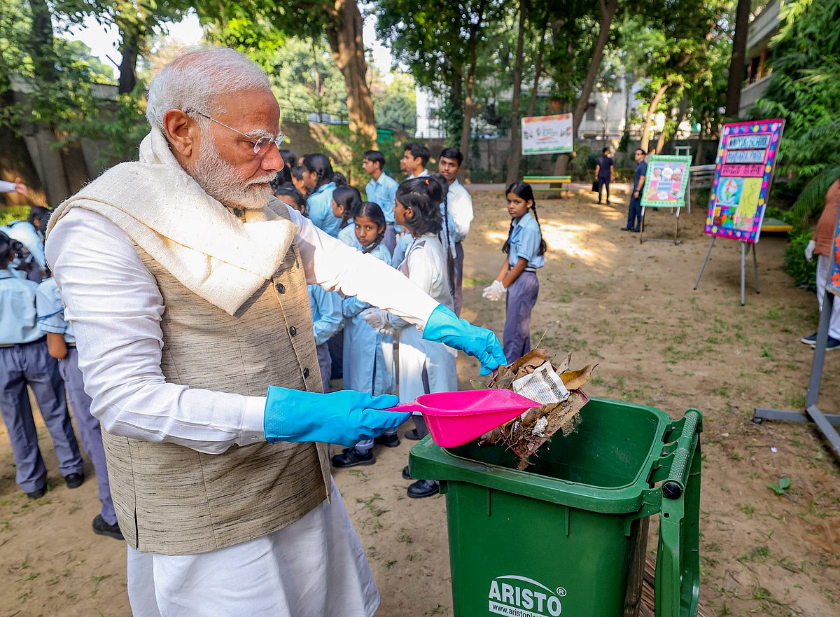 PM Modi leads ‘shramdaan’ at school on Swachh Bharat Mission’s 10th ...