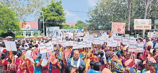Agitators gherao collectorate to protest Chakdar project