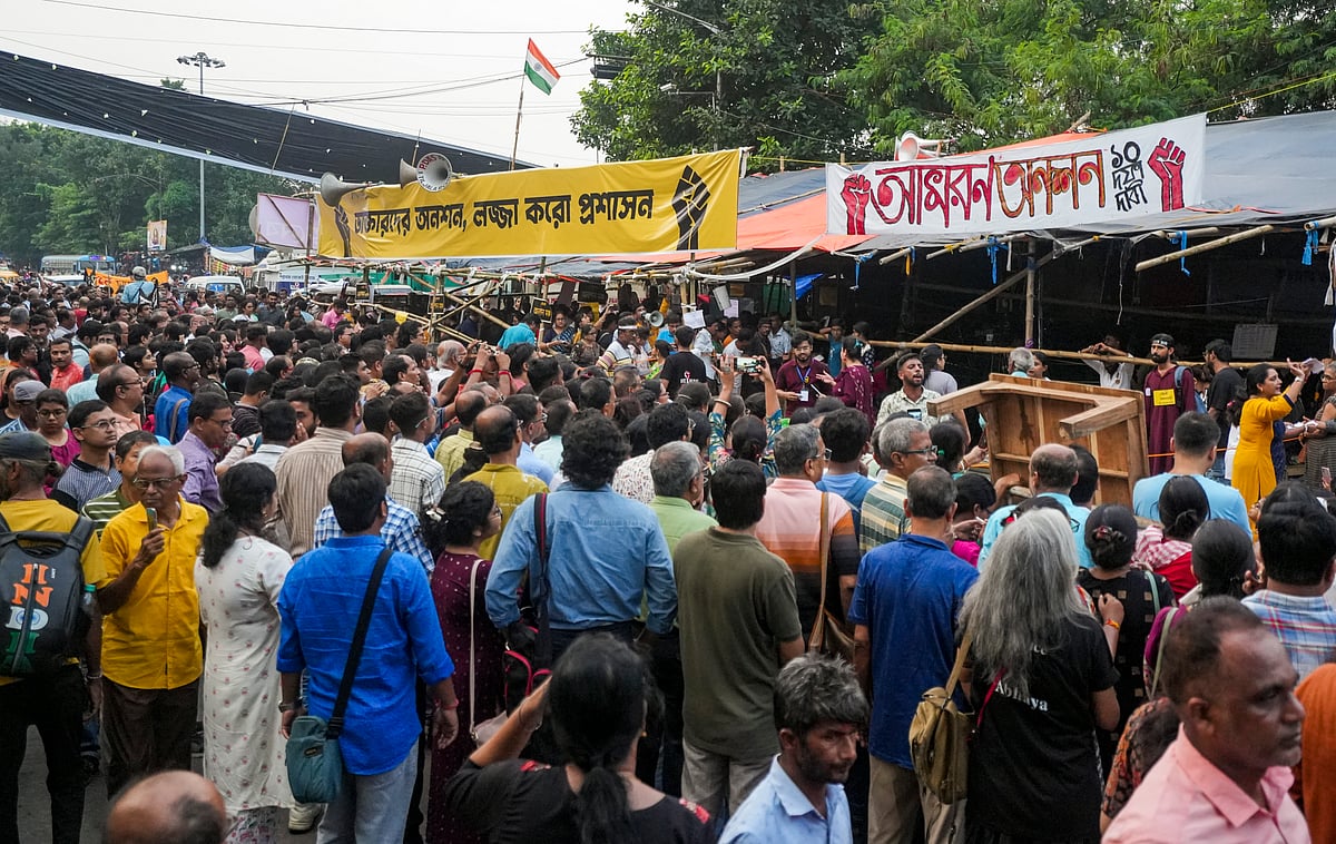Junior doctors in Kolkata continue hunger strike, organise 'Droher ...