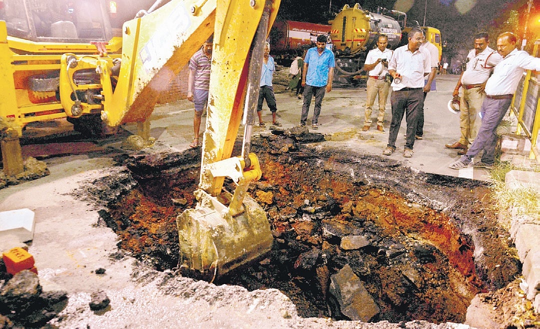 Portion of Greams Road in Chennai caves in 10 feet during peak hours