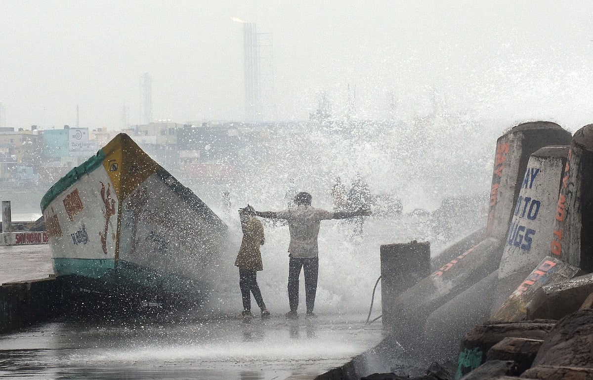 Cyclone Fengal disrupts life in Cuddalore, rough seas and 10-feet waves ...