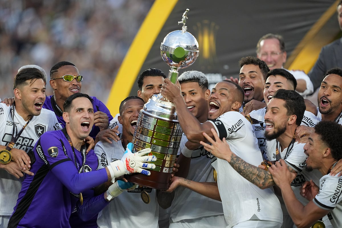10-man Botafogo wins its first Copa Libertadores title