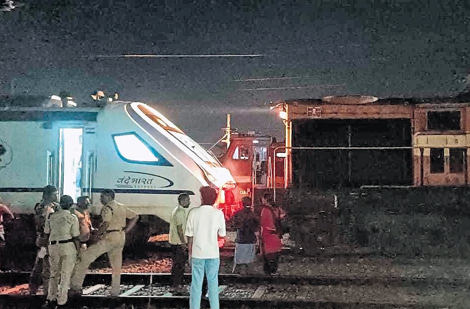 Passengers stuck near Shoranur for three hours as Vande Bharat develops ...