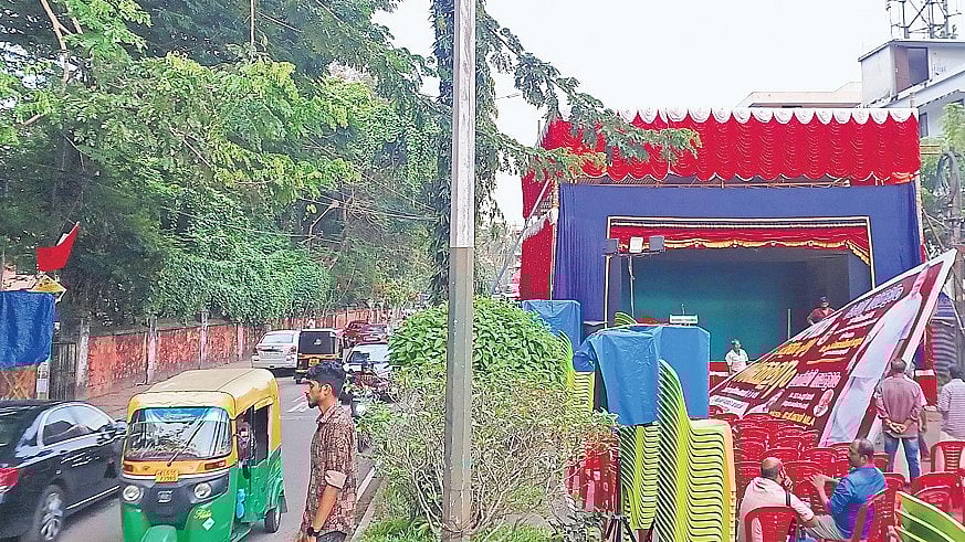 CPM men erect stage on busy road near Vanchiyoor; leaves public livid