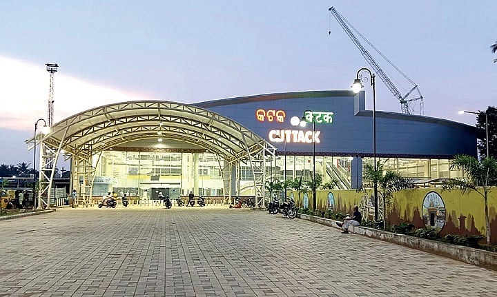 Railway minister Vaishnaw inaugurates east side station building, entry ...