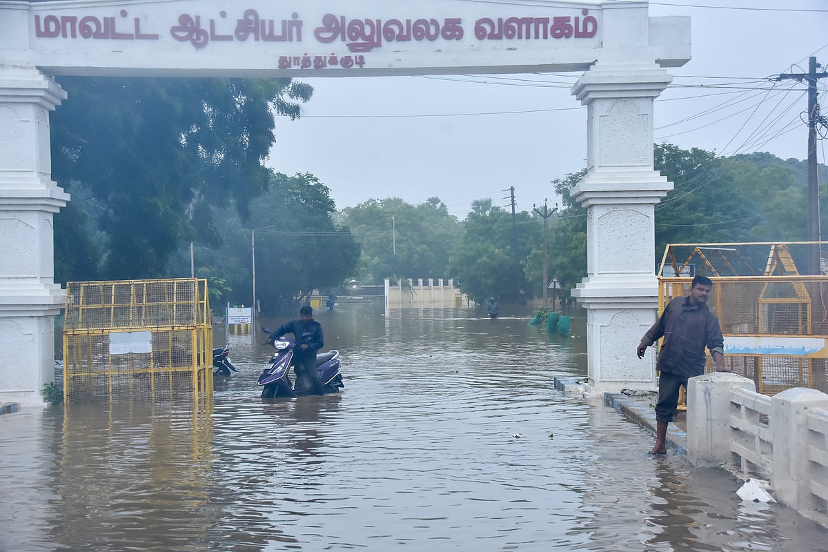 Incessant rain floods Thoothukudi collectorate, disrupts public life