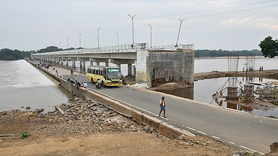 Locals struggle amidst slow rebuilding works of Eral, Authoor bridges