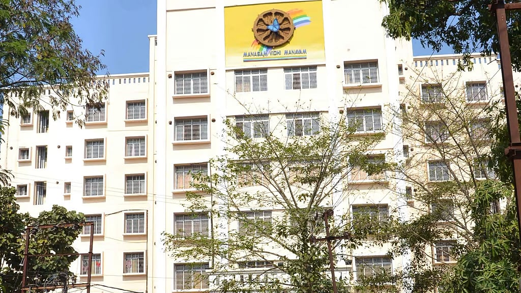 Elderly patient injured as ceiling collapses at SCB Medical College