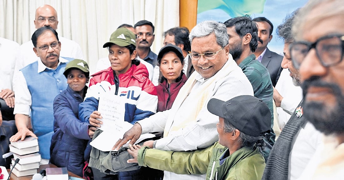 Six Naxals surrender before Karnataka CM Siddaramaiah