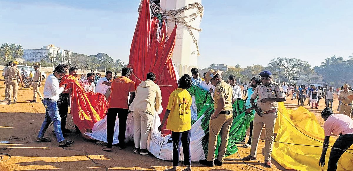 Tricolour flag falls from tallest pole in Karnataka's Hosapete, probe ...
