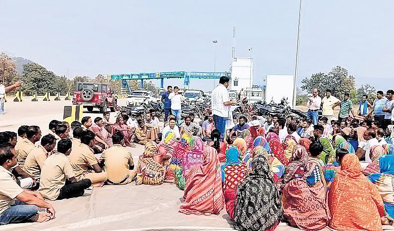 BJD stages protest, accuses NHAI of exploiting public through toll gates
