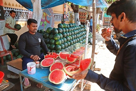 Fruits, unbranded drinks come under food safety lens