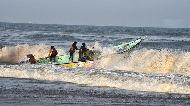 Rain lashes southern TN, fisherfolk asked to avoid venturing in sea