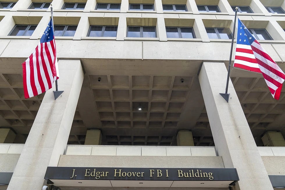 FBI agent who criticized bureau arrested on charges of sharing ...