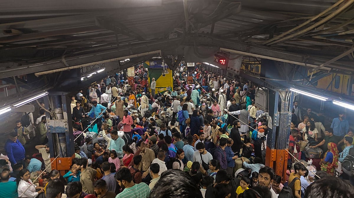 Heavy rush at New Delhi railway station as train delays cause congestion