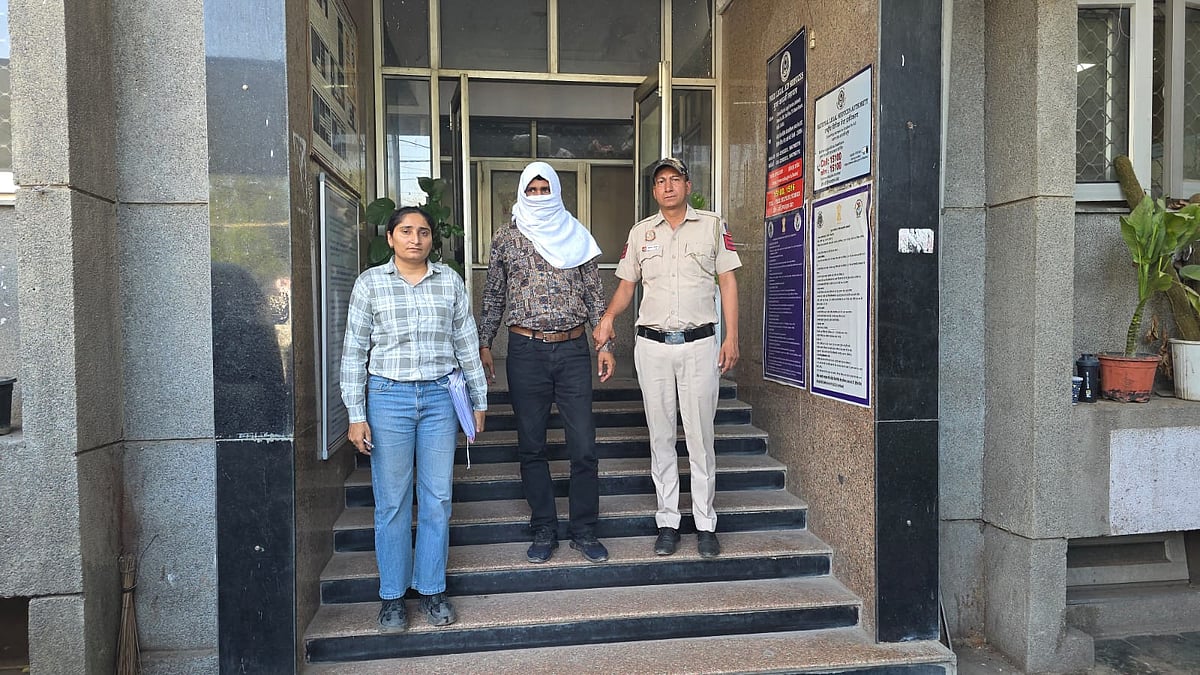 Director Sanoj Mishra, who offered role to Maha kumbh-viral 'Monalisa ...