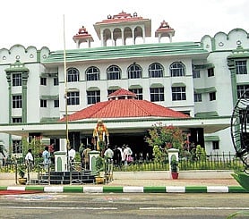 Madras HC stays proceedings on closure report filed by CBI in idol ...