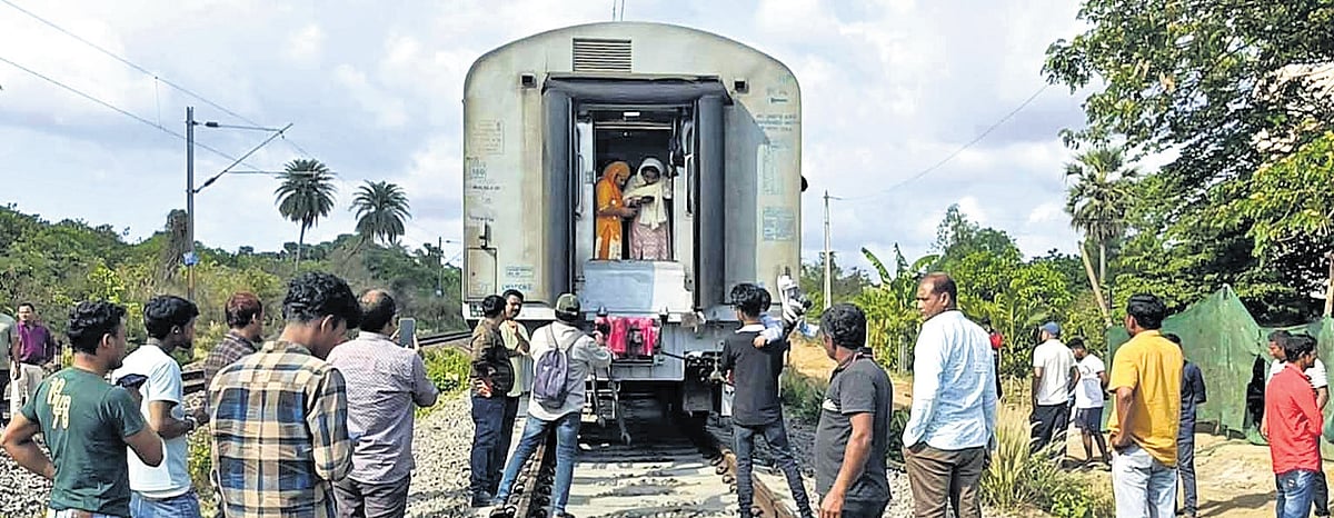 15 Falaknuma Express coaches get detached near Andhra's Srikakulam
