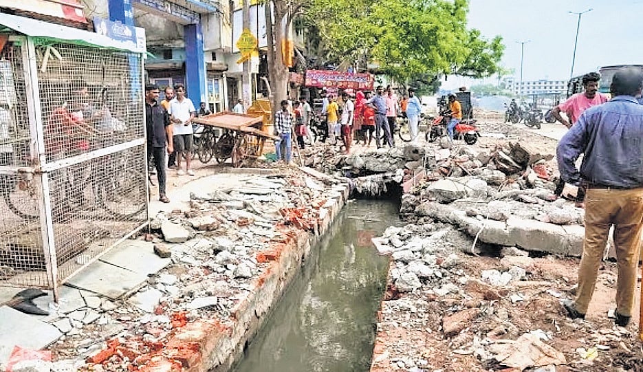 MCD says will clean 800 drains to remove silt before monsoon season