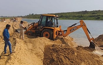 Sand smuggling rampant in Odisha's Cuttack as officials turn blind to ...