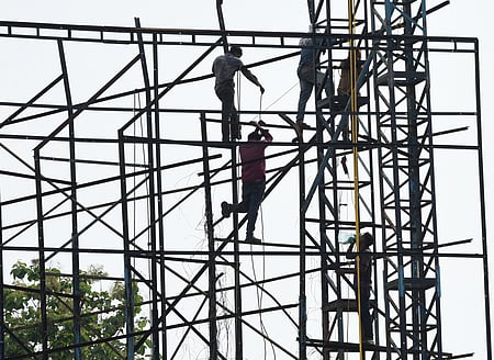 Man survives after falling on iron rods from fourth floor in Karnataka