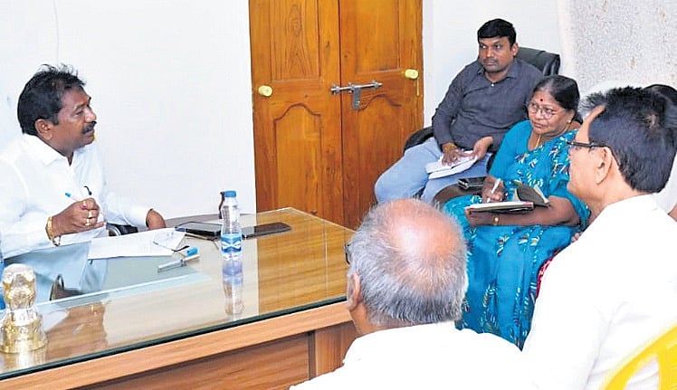 Minister Dola orders action to resolve water & power issues in Kondapi ...